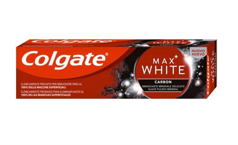 La pasta de dientes negra que promete blanquear los dientes